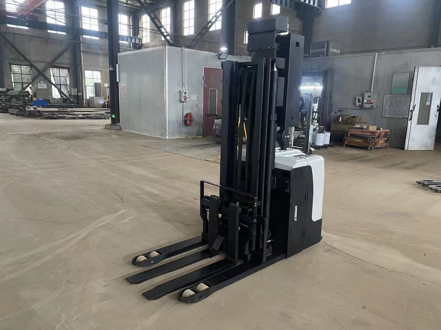 Lifting Height 2500MM AGV Automated Guided Vehicle Rated load 1000 KG