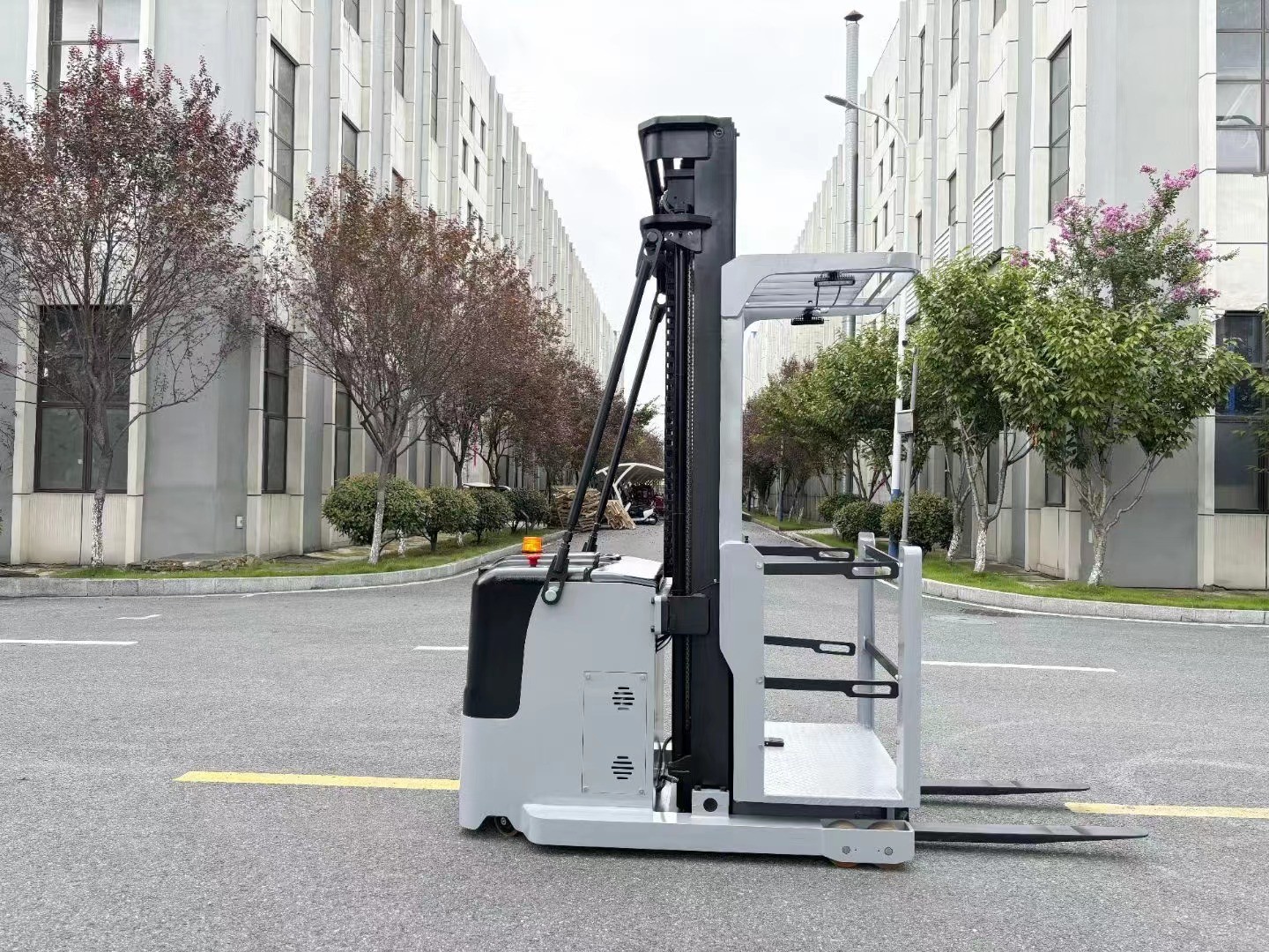 High Capacity Electric Pallet Picker with 6000mm Lifting Height and 680 ...