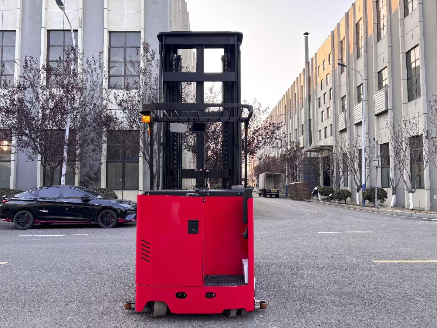 Space-saving Three-way Electric Pallet Stacker Capacity 1500 KG Lifting ...